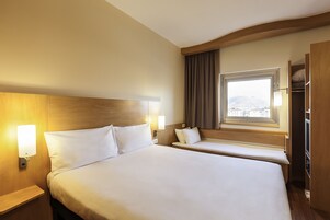 Quarto, várias camas | Cofre no quarto, secretária, quartos insonorizados, Wi-fi grátis 