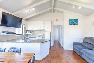 Villa de Luxo, 3 quartos | Cozinha privada | Um frigorífico, um micro-ondas, uma placa de cozinha 