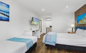 Quarto Twin Clássico, 1 quarto, frigorífico e micro-ondas, no rés do chão | Vista do quarto