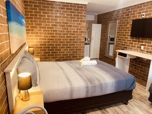 Quarto Twin Clássico, 1 quarto, frigorífico e micro-ondas, no rés do chão | Roupa de alta qualidade, camas de colchão Tempur-Pedic, secretária 