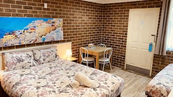Quarto Twin Clássico, 1 quarto, frigorífico e micro-ondas, no rés do chão | 1 quarto, roupa de alta qualidade, camas de colchão Tempur-Pedic