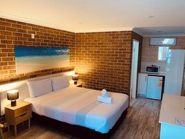 Quarto clássico, 1 cama Queen, geladeira e micro-ondas, no piso térreo | Roupas de cama premium, camas Tempur-Pedic, escrivaninha