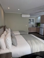 Suite-Estúdio Standard | Roupa de alta qualidade, edredões de penas, camas de colchão pillowtop 