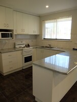 Casa Executiva, 2 quartos | Cozinha privada | Um frigorífico, um micro-ondas, uma chaleira elétrica, uma torradeira