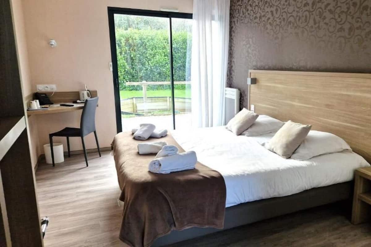Quarto com uma cama, escrivaninha e cadeira.