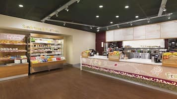 Café da manhã completo todos os dias (GBP 7.50 por pessoa)