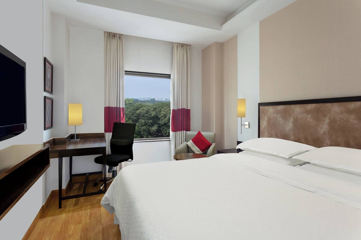 Quarto Tradicional, 1 cama king-size | Roupa de alta qualidade, cofre no quarto, secretária 
