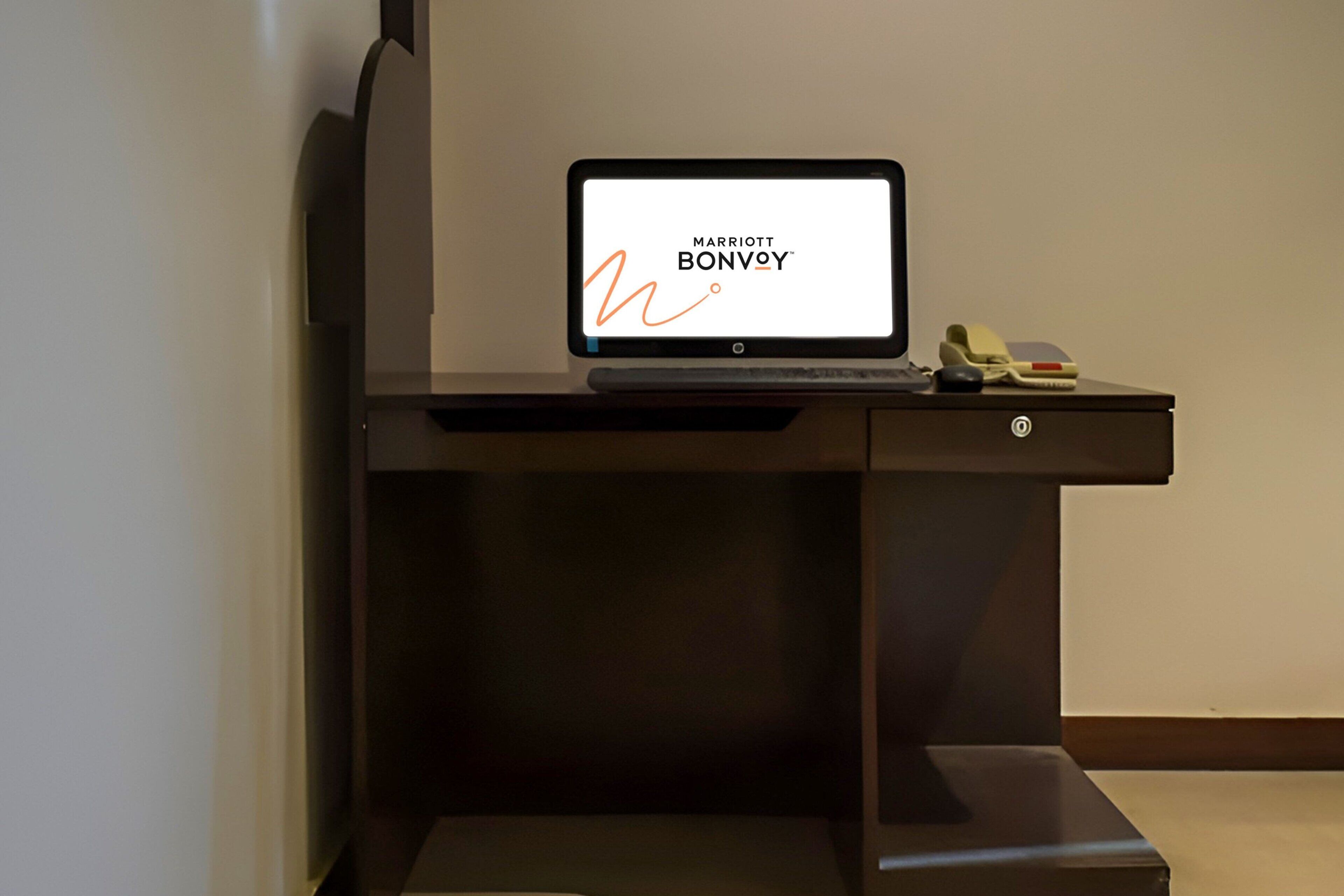 Um laptop numa mesa com a tela exibindo o logotipo Marriott Bonvoy.