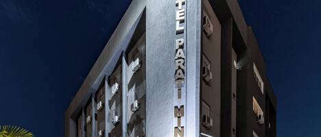 Fachada da propriedade à noite