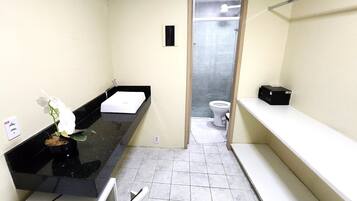 Quarto Familiar | Minibar, cofre no quarto, quartos insonorizados, Wi-fi grátis