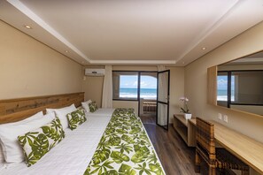 Apartamento Luxo Vista Mar | Minibar, cofre no quarto, secretária, cortinas/cortinados opacos