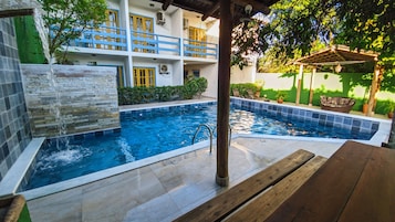 Piscina exterior, espreguiçadeiras 