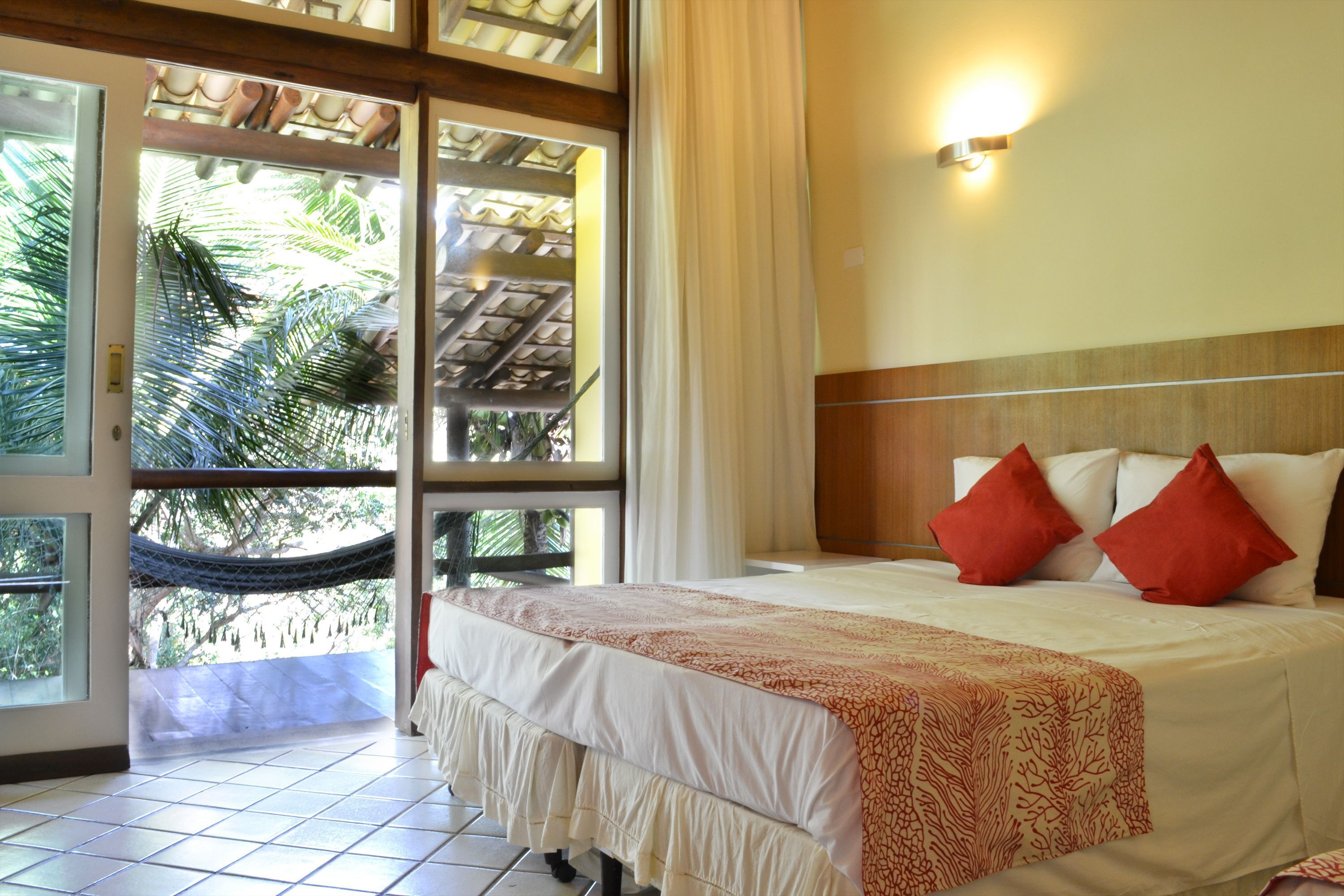 Minibar, cofre no quarto, secretária, roupa de cama fornecida 