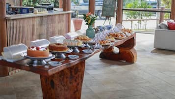 Café da manhã com buffet grátis todos os dias