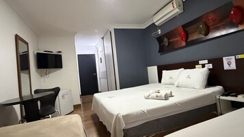 Escrivaninha, cortinas blackout, Wi-Fi de cortesia, roupa de cama