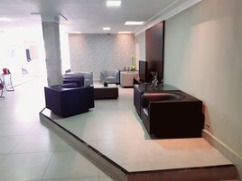 Área de estar no saguão