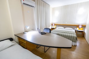Suíte | Cofres nos quartos, escrivaninha, cortinas blackout