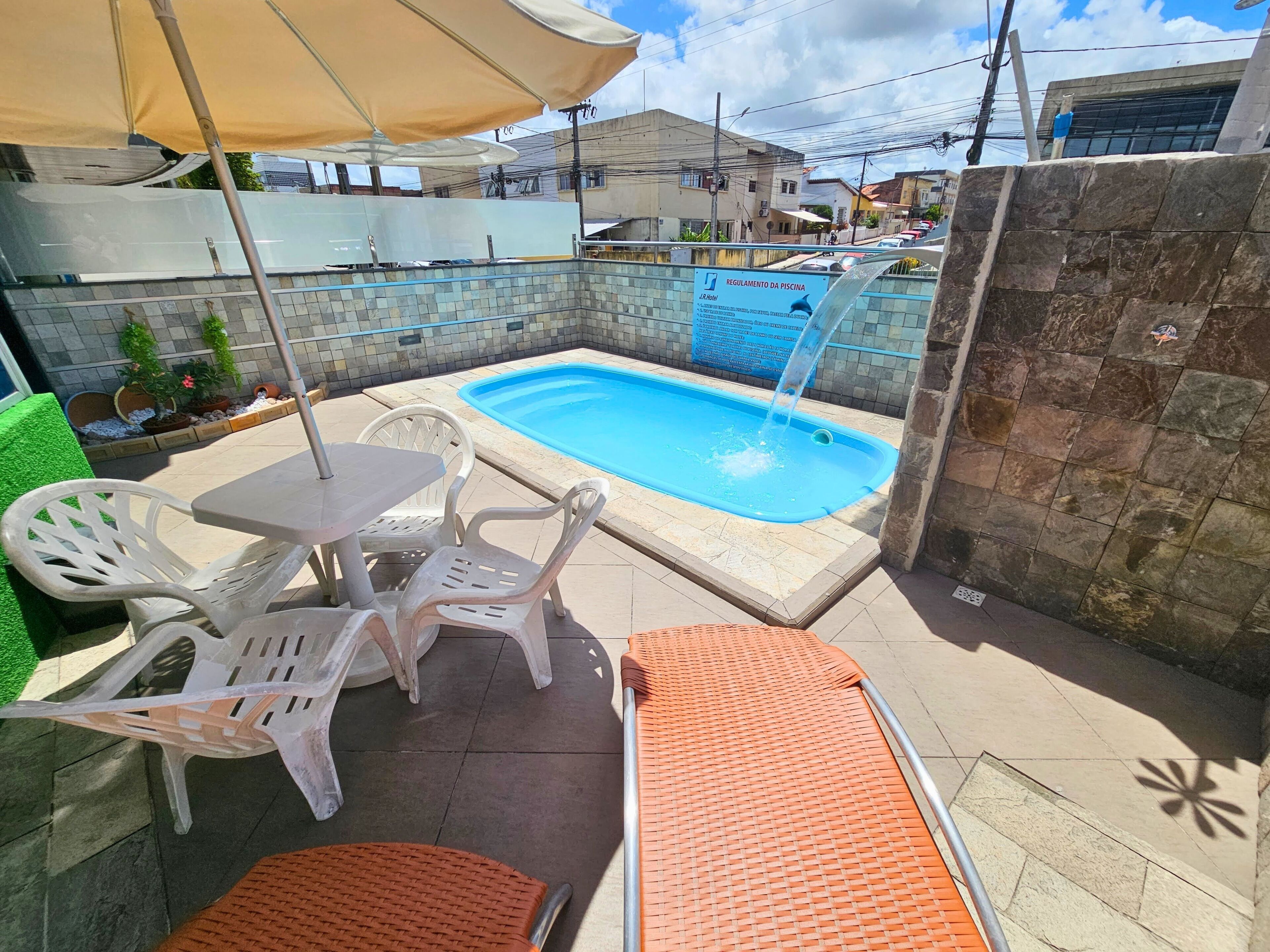 Piscina exterior, espreguiçadeiras 