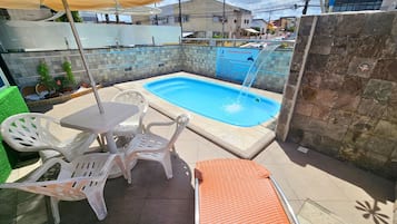 Piscina exterior, espreguiçadeiras