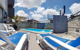 Piscina exterior, espreguiçadeiras 