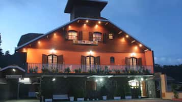 Fachada da propriedade à noite