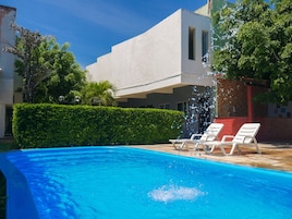 Piscina externa, funciona das 9h às 21h, espreguiçadeiras