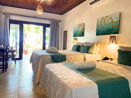 Quarto Triplo Superior, junto ao mar | Minibar, ferro/tábua de engomar, Wi-fi grátis, roupa de cama fornecida 