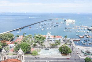 Uma cidade costeira com um porto de iates, edifícios históricos e uma igreja imponente.