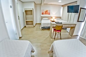 Quarto standard (4 camas) | Frigobar, cofres nos quartos, escrivaninha, cortinas blackout