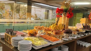 Café da manhã com buffet todos os dias mediante uma taxa