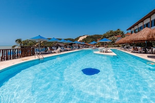 2 piscinas exteriores, guarda-sóis, espreguiçadeiras