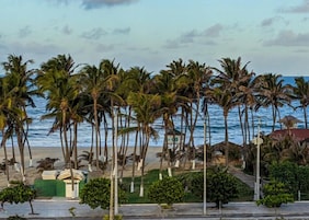 Perto da praia, areia branca, toalhas de praia, 10 bares na praia