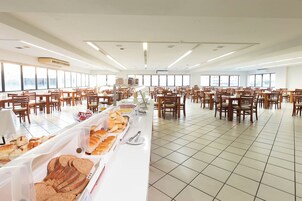 Café da manhã com buffet grátis todos os dias
