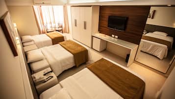 Quarto Triplo Deluxe | Minibar, cofre no quarto, com decoração personalizada