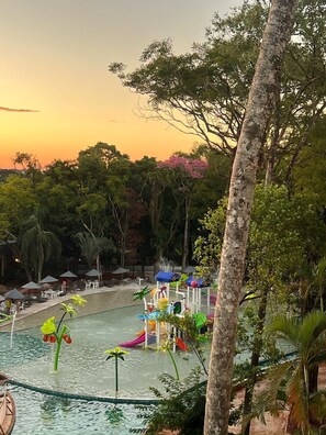 3 piscinas externas, espreguiçadeiras