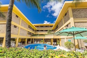 Piscina interna, piscina externa, guarda-sóis, espreguiçadeiras