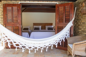 Quarto triplo família, 1 quarto | Camas com colchões de espuma com sistema de memória, frigobar