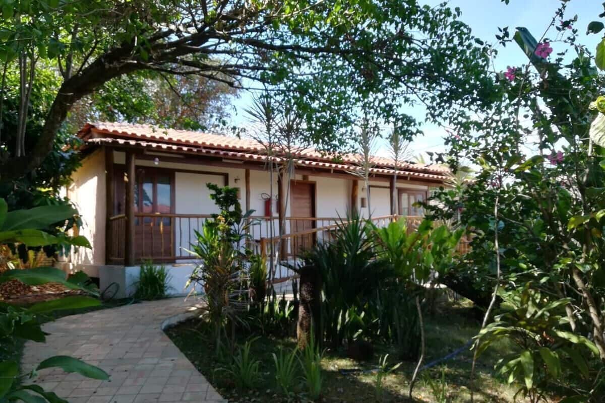 Uma casa com telhado ladrilhado e um caminho pavimentado que leva à entrada.