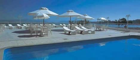 Piscina externa, funciona das 9h às 22h, guarda-sóis, espreguiçadeiras