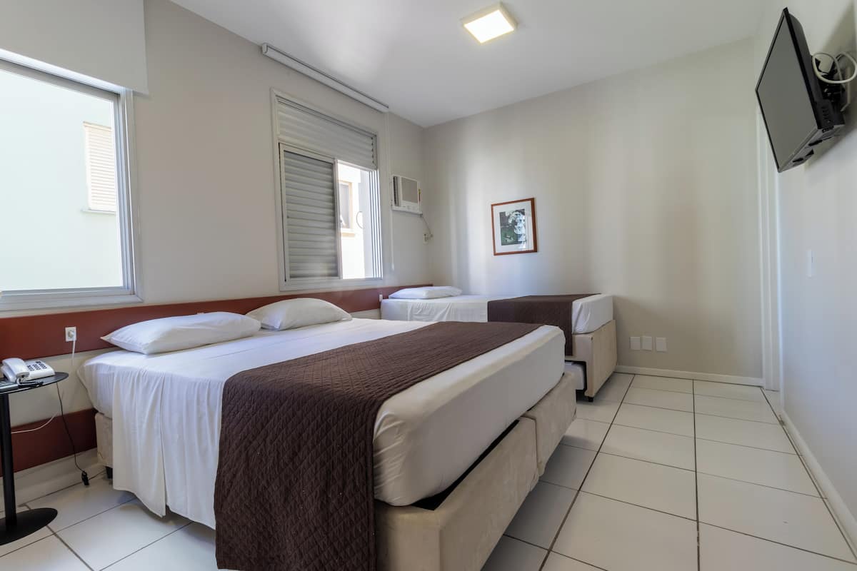 Quarto triplo econômico (sem sacada) | 1 quarto, frigobar, cofres nos quartos, Wi-Fi de cortesia