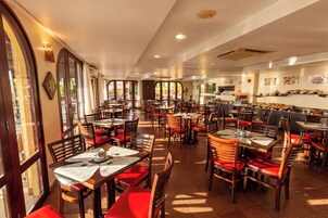 Café da manhã com buffet grátis todos os dias