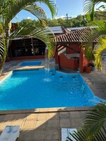 Piscina interna, piscina externa, guarda-sóis, espreguiçadeiras