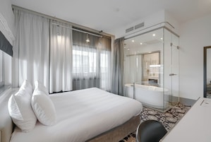 King Suite with River View - Terrace Access/Top Floor | Roupas de cama antialérgicas, cofres nos quartos, escrivaninha