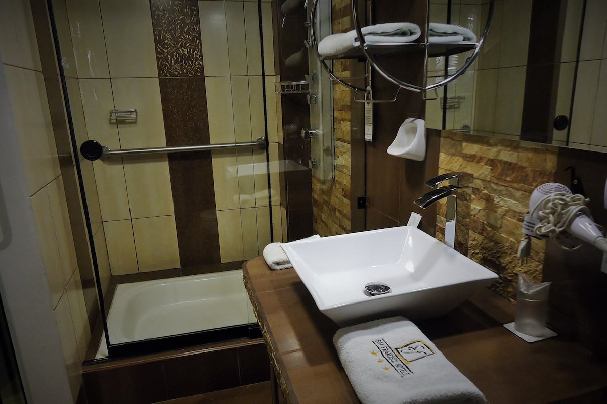 Quarto Individual | Casa de banho | Artigos de higiene pessoal grátis, um secador de cabelo, chinelos
