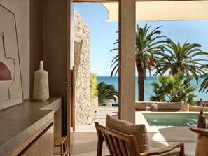 Deluxe Beachfront View Suite with Heated Mini Pool | Piscina