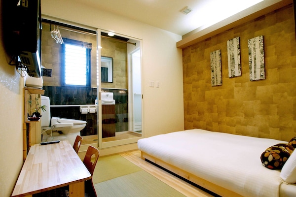 Quarto Duplo Tradicional, futon japonês, casa de banho privativa | Edredões de penas, secretária, cortinas/cortinados opacos