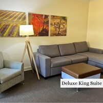 Quarto Deluxe, 1 cama king-size | Sala de estar | Televisor de ecrã plano de 55 polegadas com canais digitais, televisor 