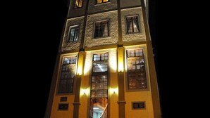 Fachada da propriedade à noite