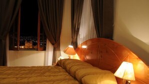 Suíte panorâmica | Escrivaninha, camas extras/dobráveis (sobretaxa), Wi-Fi de cortesia