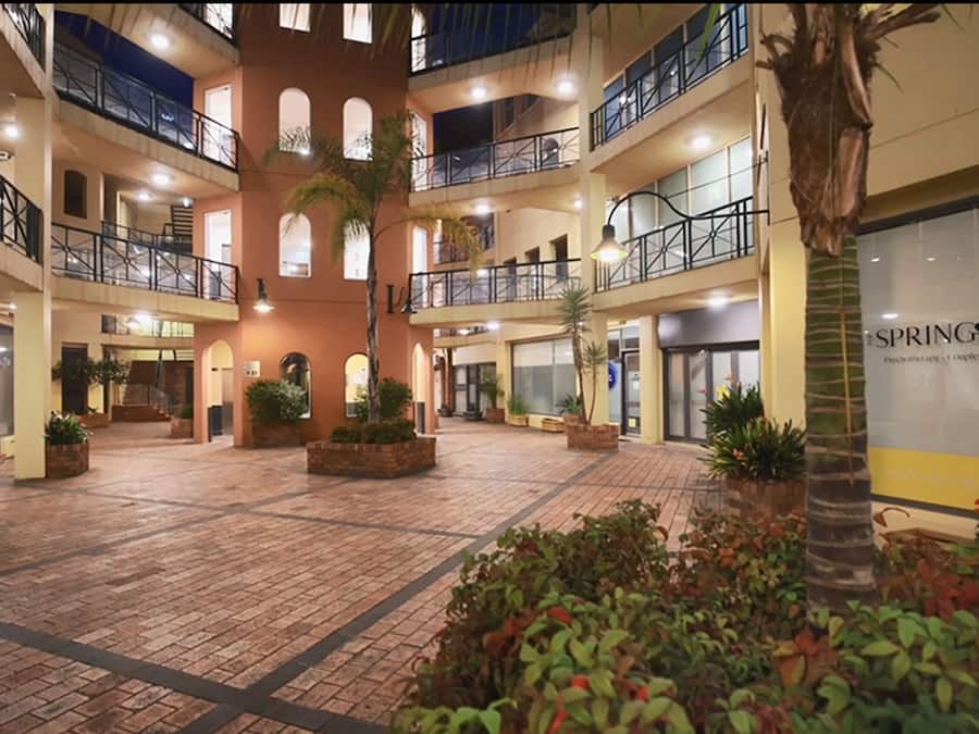 Fachada da propriedade à noite